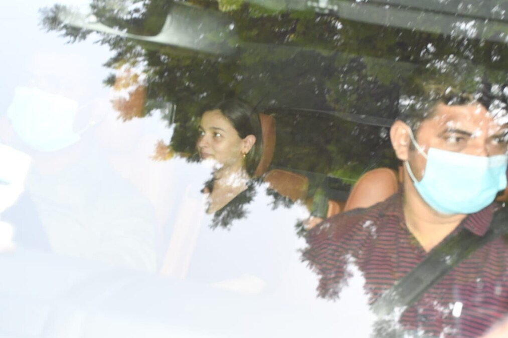 First glimpse of new parents Alia Bhatt and Ranbir Kapoor as they come ... First glimpse of new parents Alia Bhatt and Ranbir Kapoor as they come ...
