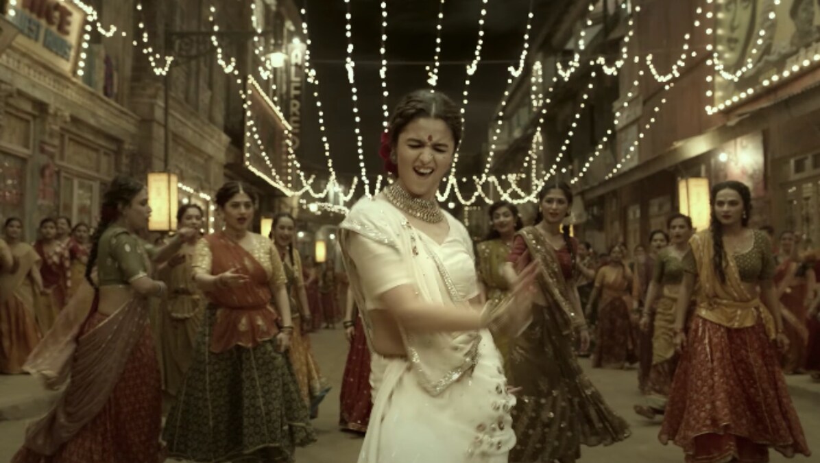 Gangubai Kathiawadi song ‘Dholida’: Alia Bhatt enthrals in energetic ...