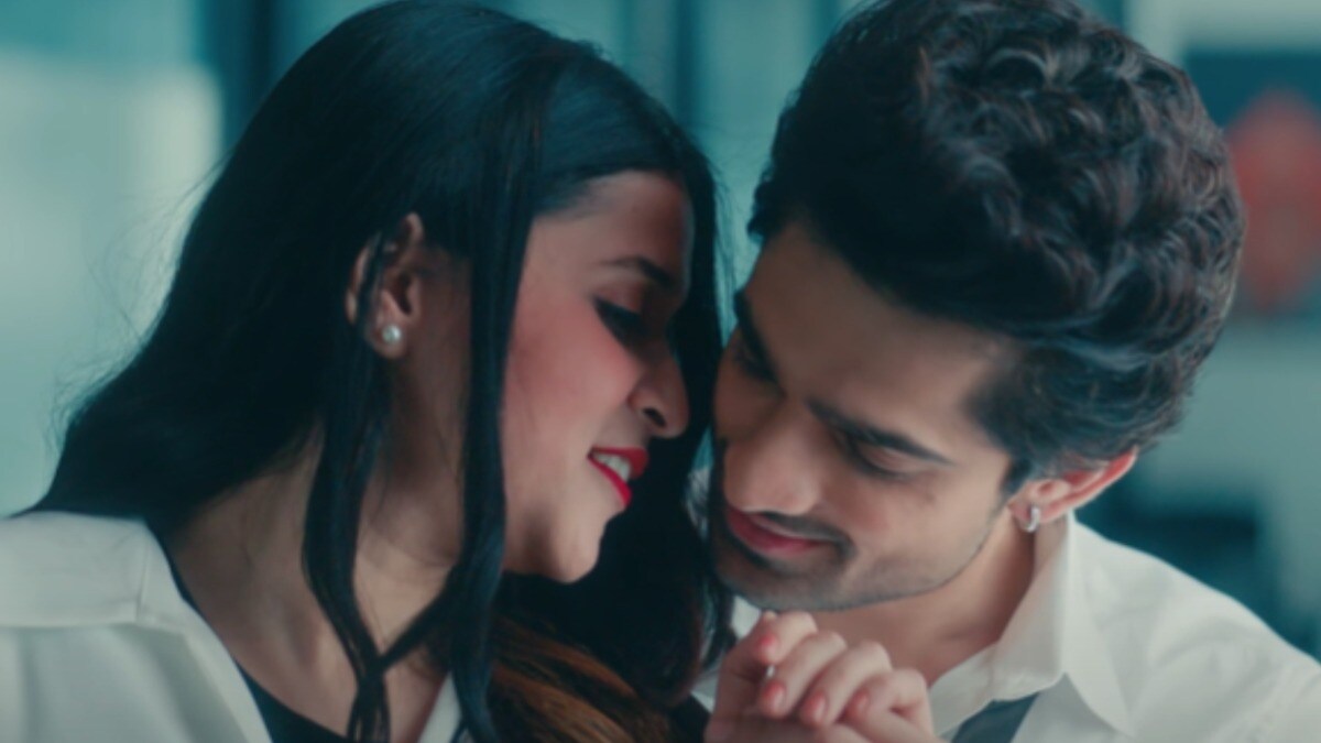 Halki Halki Si music video – Watch Munawar Faruqui and Hina Khan romance in and with the rain