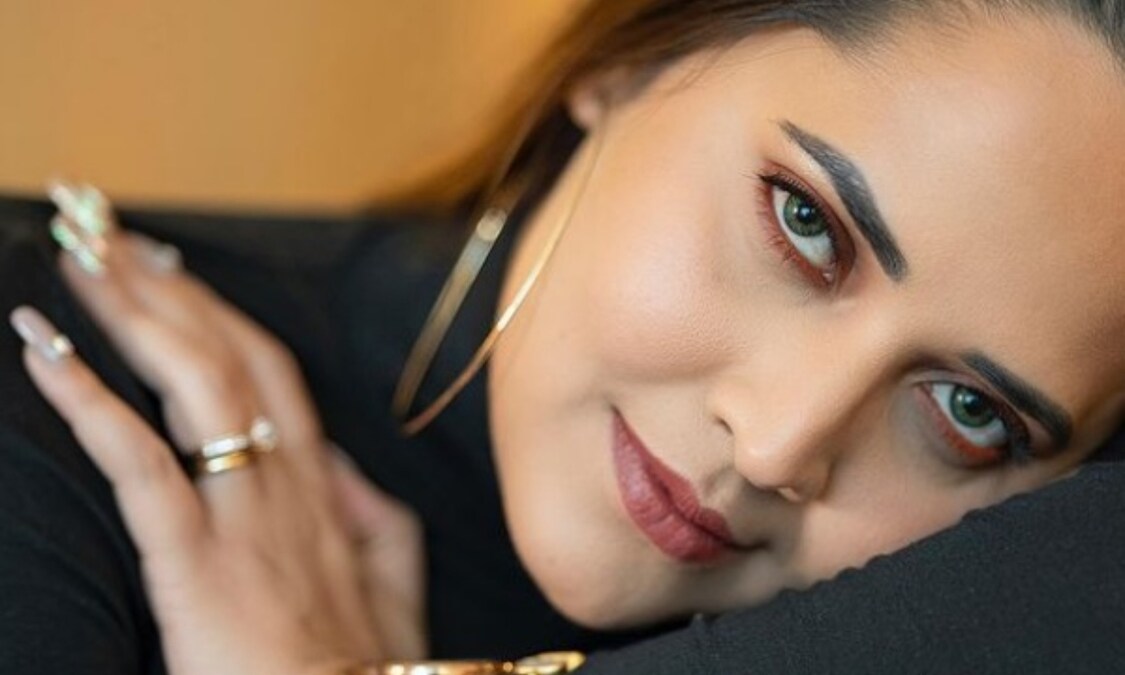 Anasuya Bhardwaj shares a video of her sizzling in black, sets internet ...