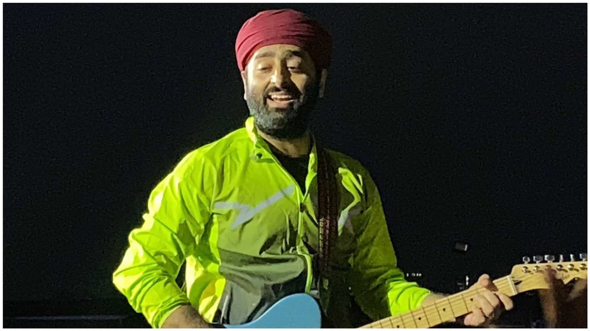 Arijit Singh sings Zingaat for the first time at his Pune concert ...