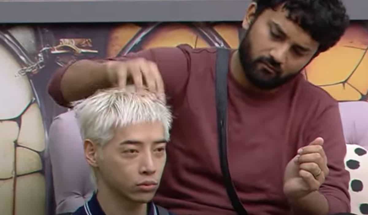Bigg Boss 17- Arun Srikanth Mashetty gives a head massage to Aoora ...