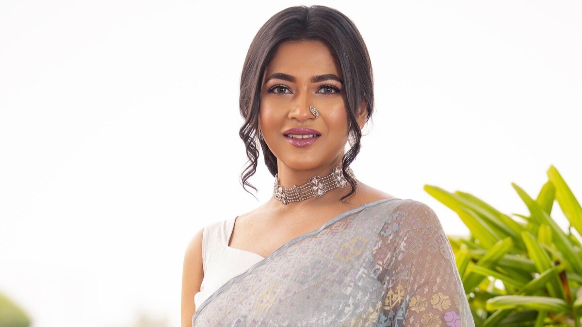 Azmeri Haque Badhon to be back in Indian film and her fans can’t keep calm