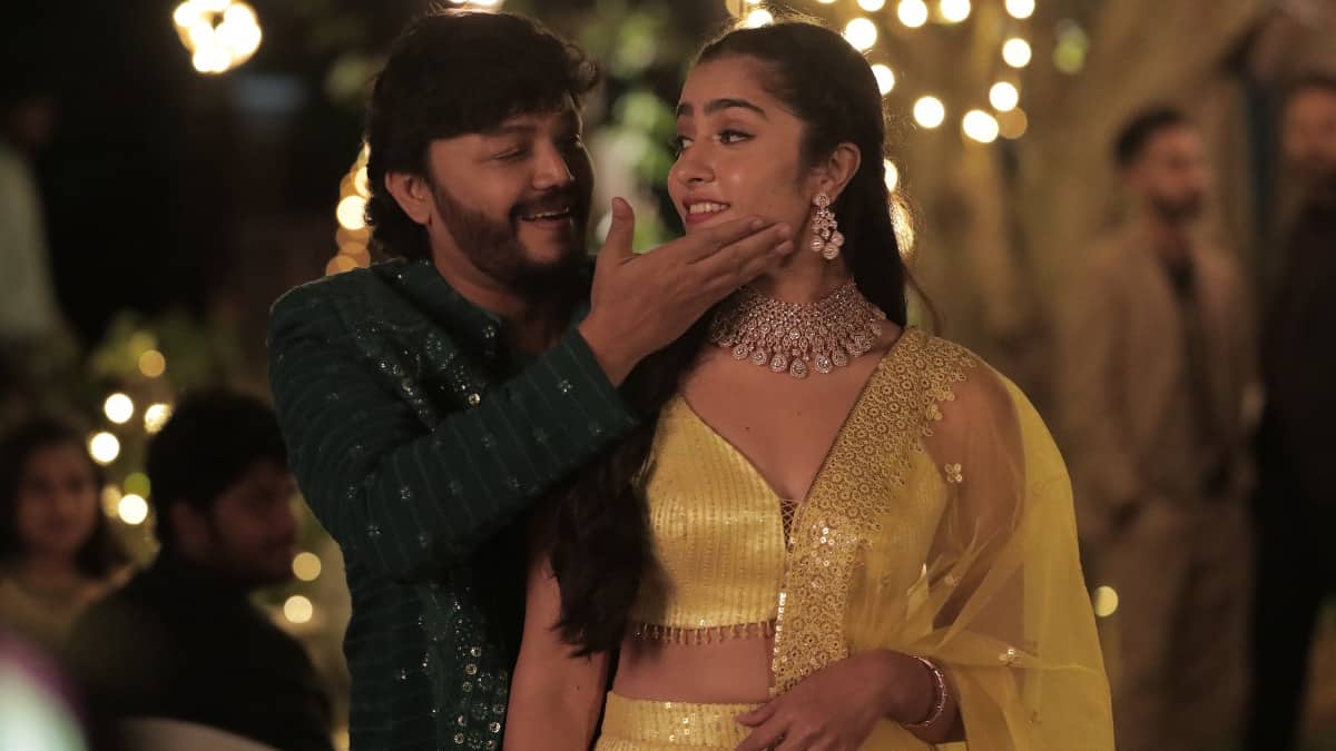 Baanadariyalli: Ganesh and Rukmini Vasanth’s adorable chemistry in the romantic melody Gold Fish ...