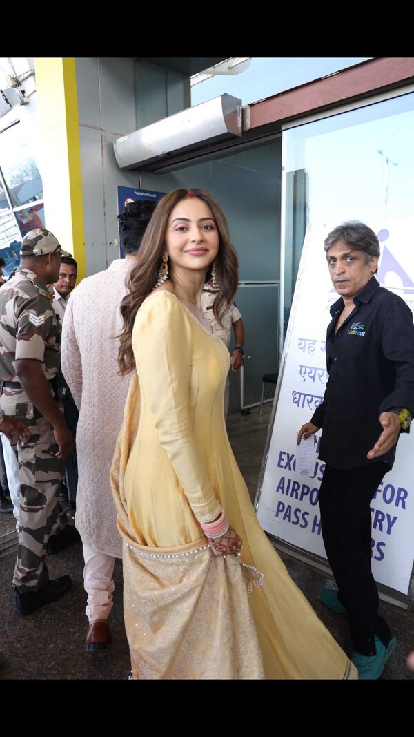 Rakul Singh and Jackky Bhagnani spotted walking hand-in-hand at Goa ...