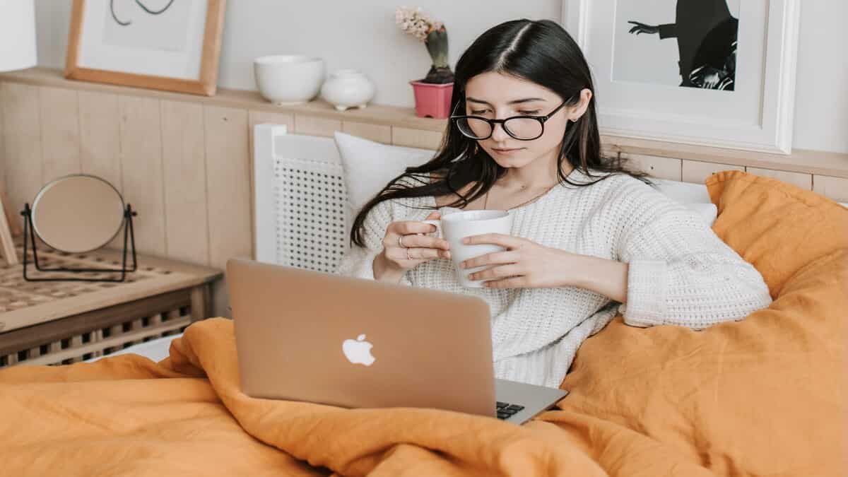 Experts (and the average Jane and Joe) agree: Binge-watching shows IS a ...