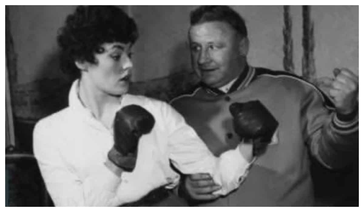 West End star Anne Hart passed away peacefully at 90, finally reunited ...