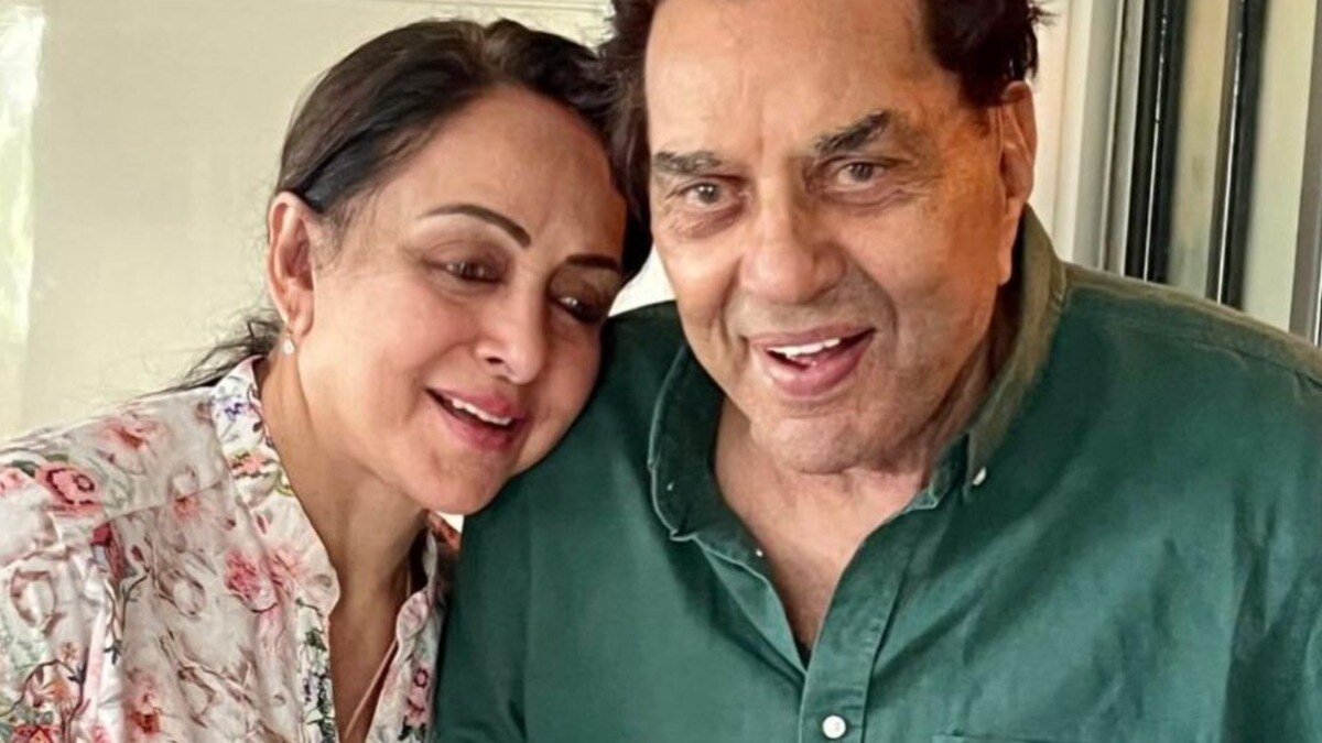 Hema Malini-Dharmendra hold hands and flash a smile as Esha Deol wishes ...