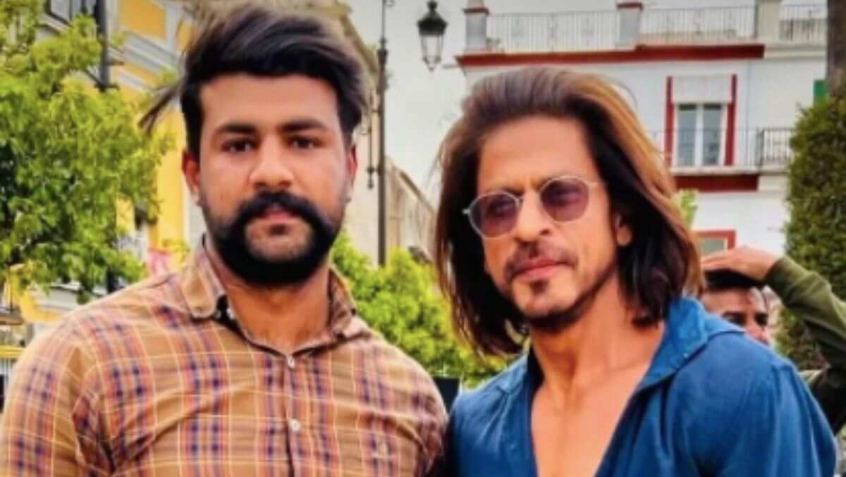 Pathaan: Shah Rukh Khan, Deepika Padukone pose for selfies with fans ...