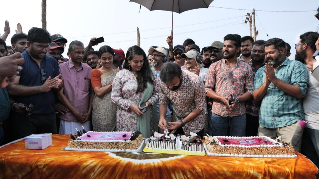 Kunchacko Boban celebrates 25 years of Aniyathipravu at Nna Thaan Case ...