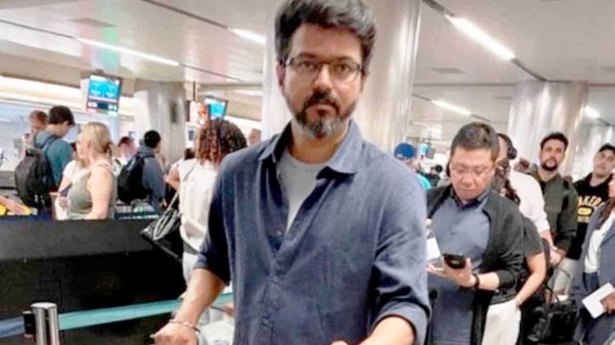 Leo star Thalapathy Vijay's picture from the US airport goes viral ...