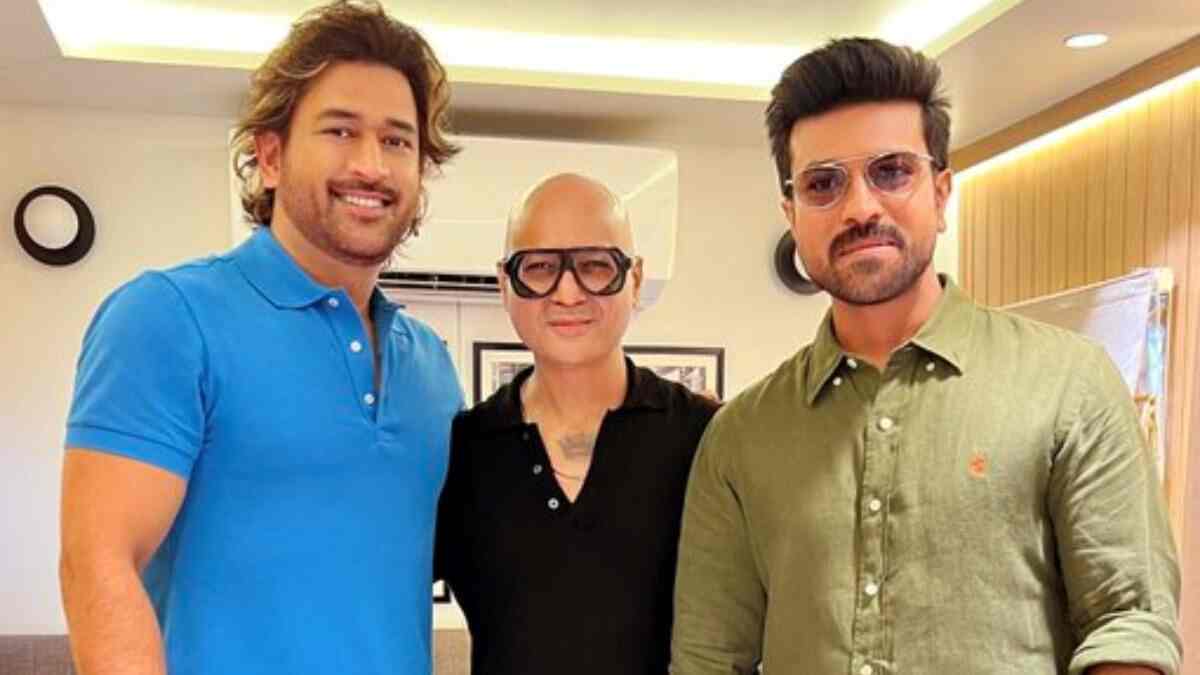 Game Changer star Ram Charan poses with MS Dhoni for picture, breaks ...