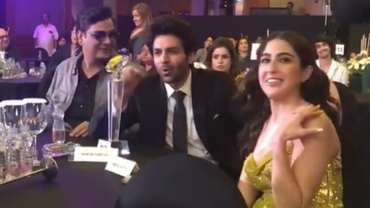 No bad blood! Sara Ali Khan-Kartik Aaryan seen chatting and laughing at OTTplay Awards 2022 ...
