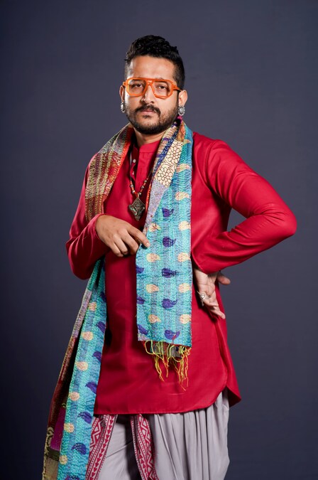 Shotyi Bole Shotyi Kichu Nei: Check out the LOOK REVEAL of Parambrata Chatterjee, Ritwick ...