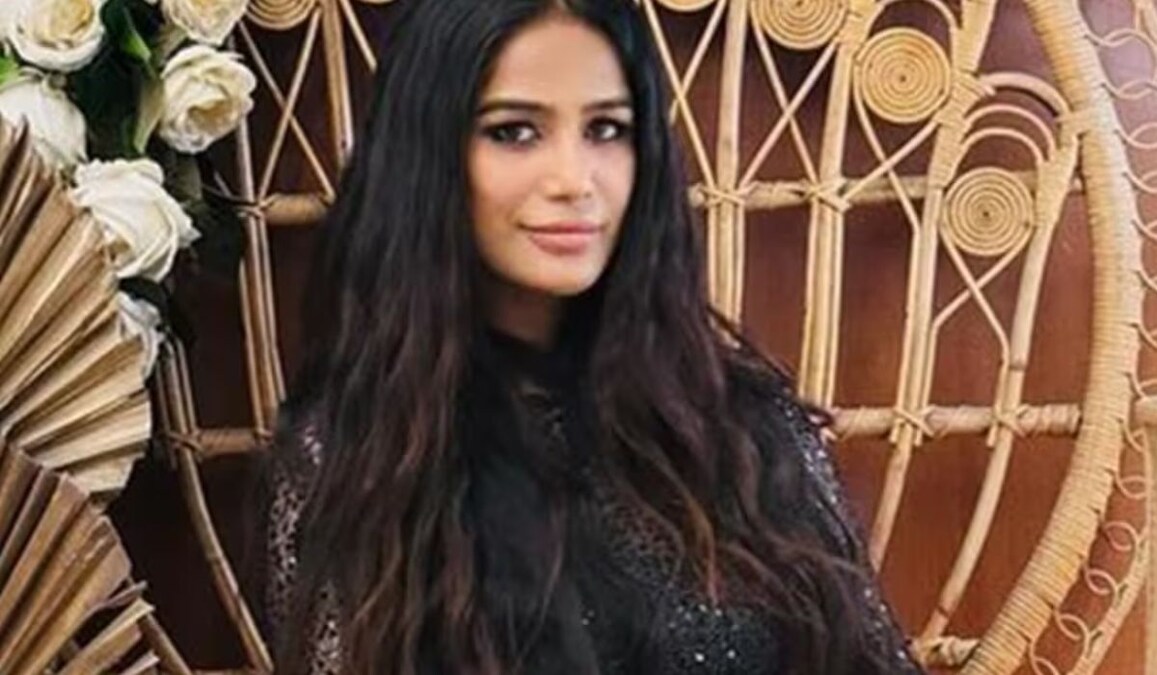 Poonam Pandey lands in legal trouble, faces ₹100 crore defamation case ...