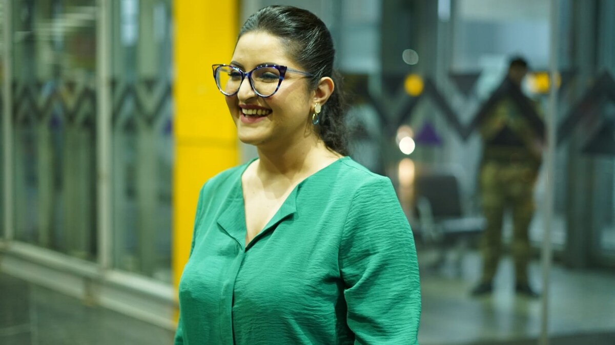 Bangladeshi actress Pori Moni lands in Kolkata for the shoot of Felu ...
