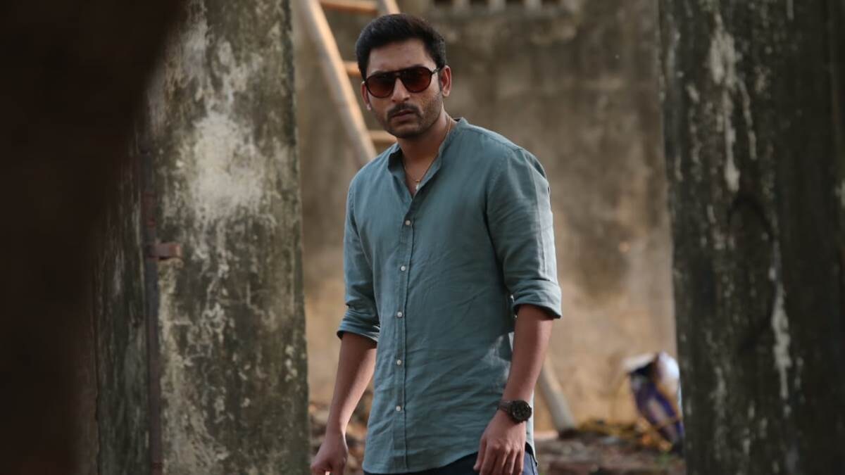 RJ Balaji comes up with a unique promotion again, this time for Run ...