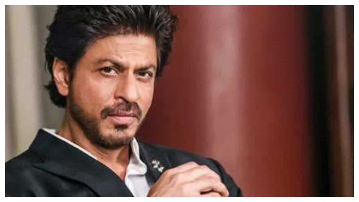 Dunki shoot: From signing autographs to clicking pictures, Shah Rukh ...