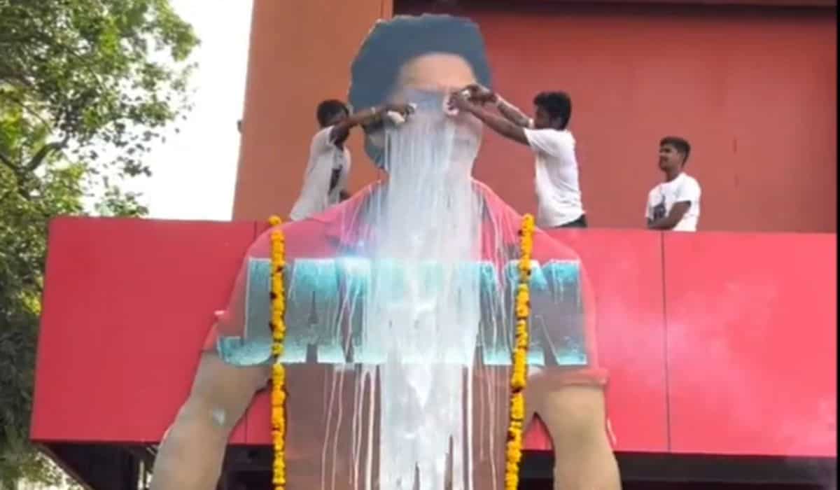 Jawan: Shah Rukh Khan thanks fans for pouring milk on film’s poster ...