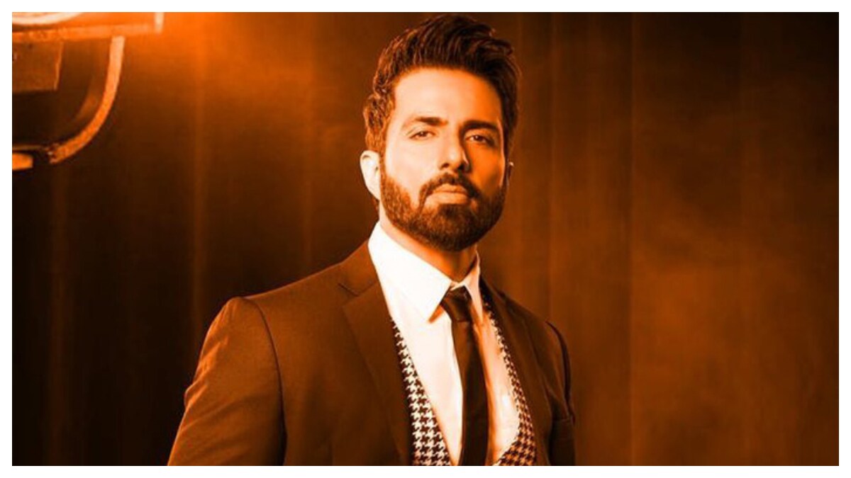 Sonu Sood saves the life of a passenger on his way back from Dubai ...