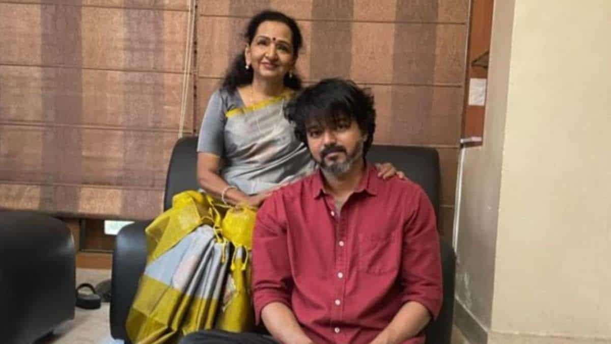 Thalapathy Vijay's mother Shoba Chandrasekhar finally reveals Leo star ...