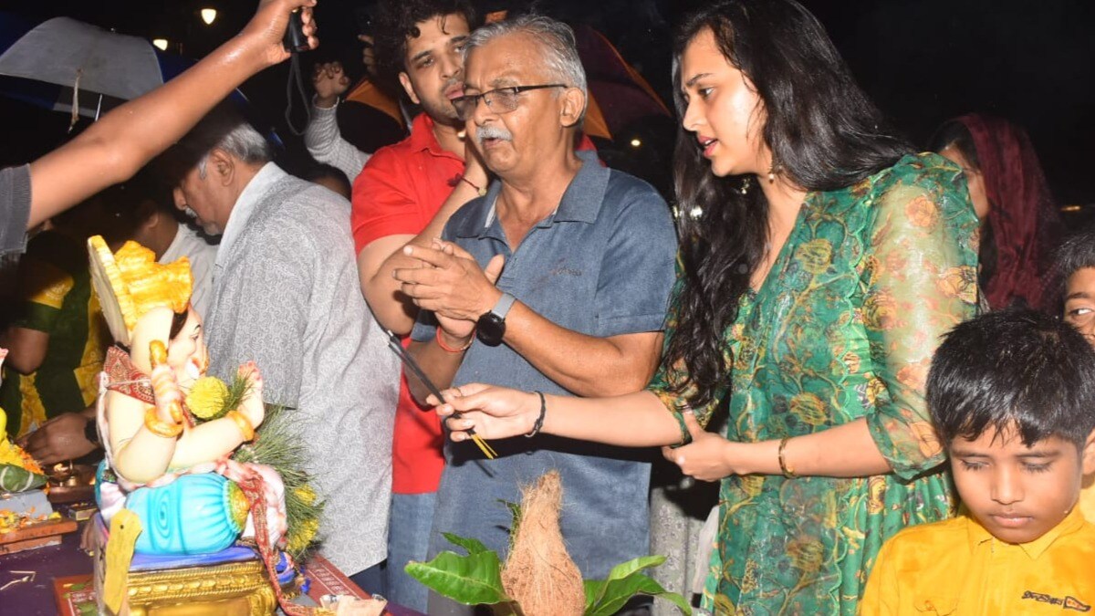 Ganesh Visarjan 2023: Tejasswi Prakash-Karan Kundrra smile, pray and ...