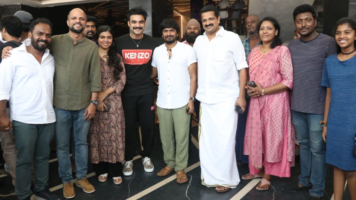 2018 star Tovino Thomas and team throw a surprise to fans in Chennai ...