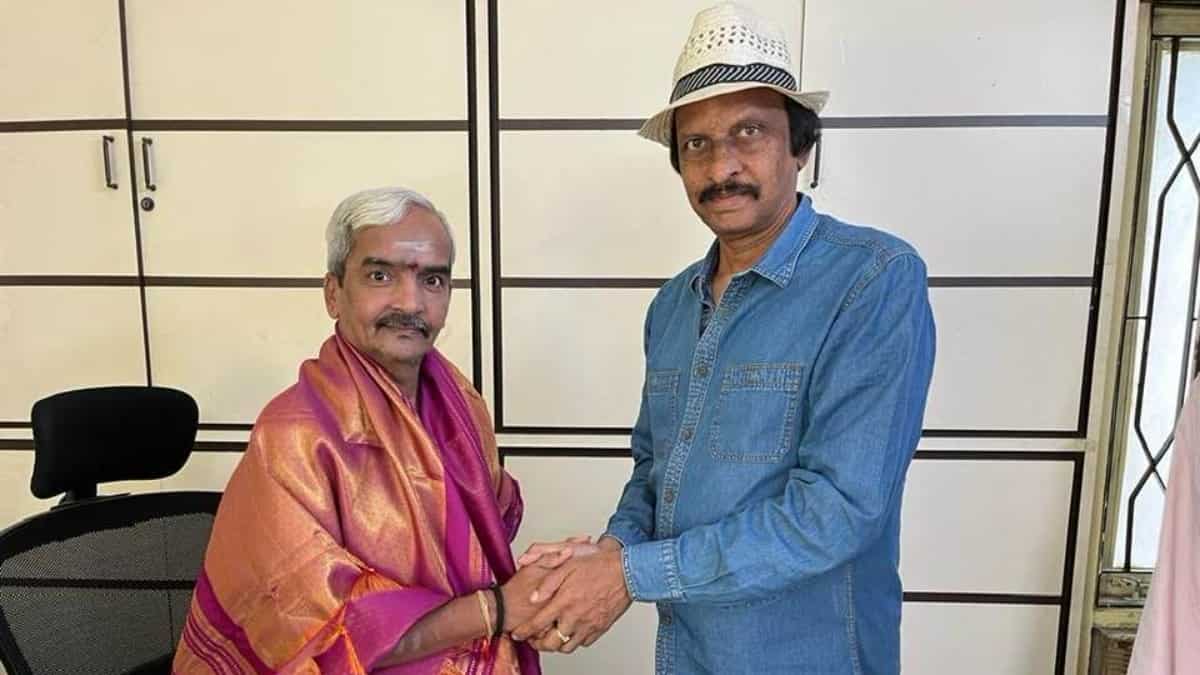 Director Siva Nageswara Rao felicitates filmmaker Venkata Narayana for ...