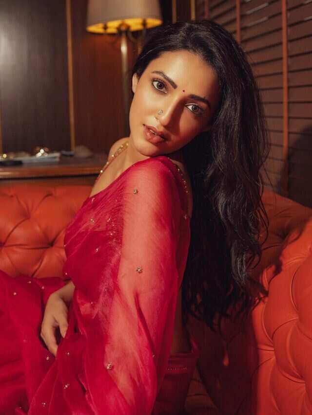 Dj Tillu fame Neha Sshetty looks sizzling hot in red outfits – OTTplay