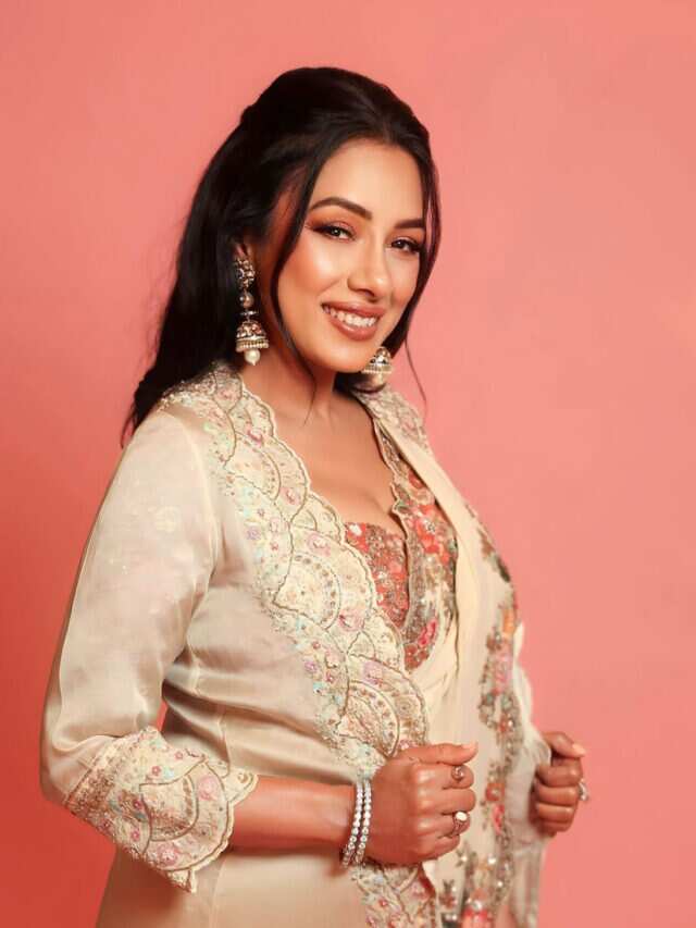 Rupali Ganguly makes heads turn in saree-cape set – OTTplay